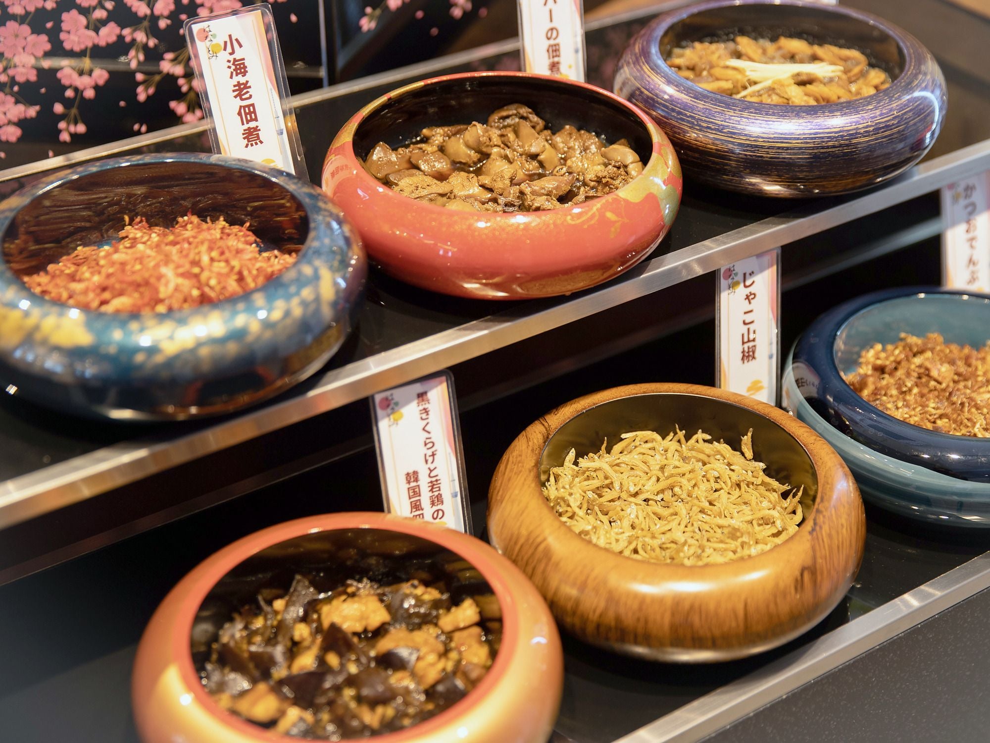 Exposição de diversos alimentos em tigelas com etiquetas.