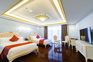 Quarto casal grand, 2 camas Queen, vista para a cidade | Edredons de pluma, camas com colchões de espuma com sistema de memória