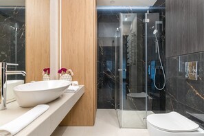 Apartamento Exclusivo | Casa de banho | Artigos de higiene pessoal grátis, um secador de cabelo 
