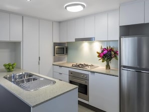 Apartamento, acessível | 2 quartos, secretária adequada para computadores portáteis