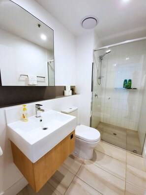 Apartamento, acessível | Casa de banho | Uma combinação polibã/banheira, um secador de cabelo 