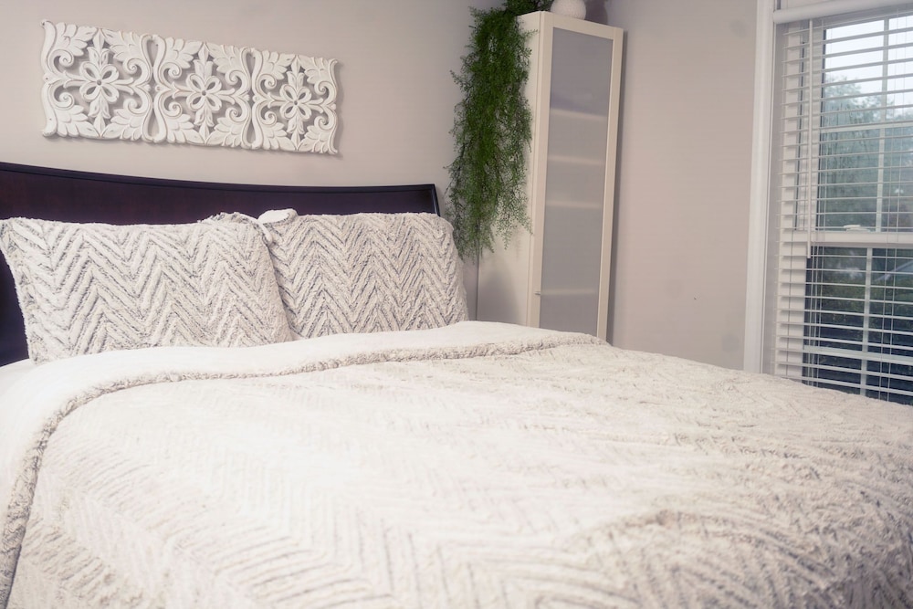 Comfortable, Cozy, & Private Basement Suite Near Stone Mtn & Downtown Lilburn - Lawrenceville, GA
