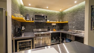 Apartamento Superior | Cozinha privada | Um micro-ondas no espaço comum