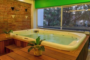 Banheira de hidromassagem interior