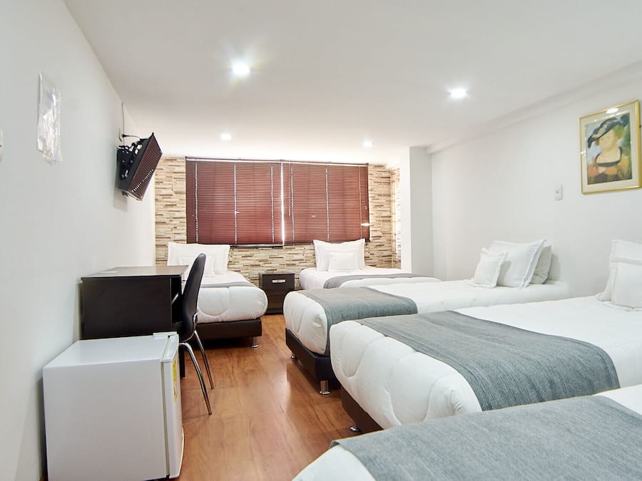 Quarto família | Roupas de cama antialérgicas, edredons de pluma, frigobar, escrivaninha