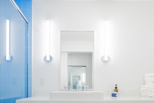 Quarto Individual | Casa de banho | Um secador de cabelo, toalhas fornecidas, sabão, champô 