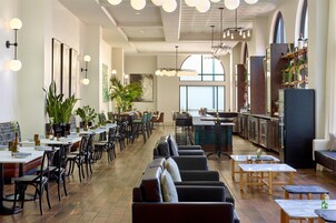 2 bares/lounges, este bar de cocktails 