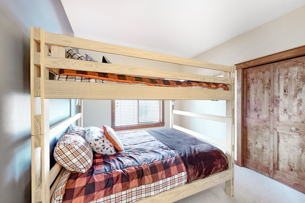 Ski-in/out Getaway With Private Hot Tub, Fireplace, Pool Table, & Grill - British Columbia