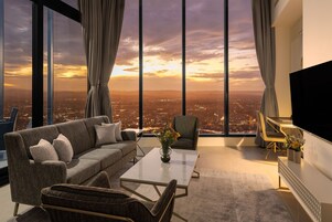 Suite, 2 quartos (City Sky) | Sala de estar | Smart TV de 58 cm com canais digitais, televisor 