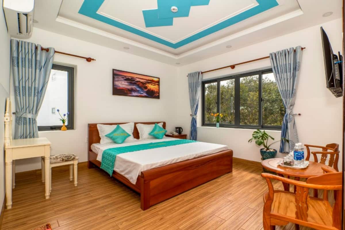 Quarto casal superior | Escrivaninha, Wi-Fi de cortesia, roupa de cama