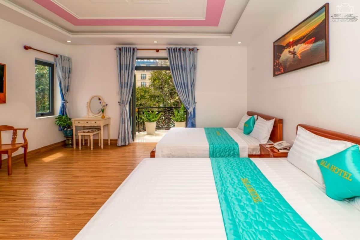 Quarto quádruplo panorâmico | Escrivaninha, Wi-Fi de cortesia, roupa de cama