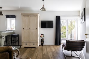 Suite Comfort, 1 cama king-size, não fumadores, varanda | Sala de estar | Televisor de ecrã plano de 32 polegadas com canais via satélite