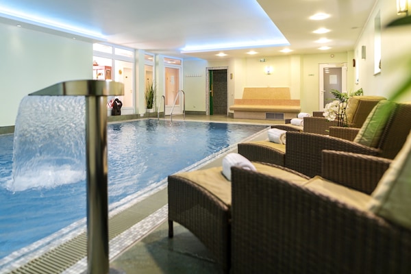 Piscina interior, espreguiçadeiras