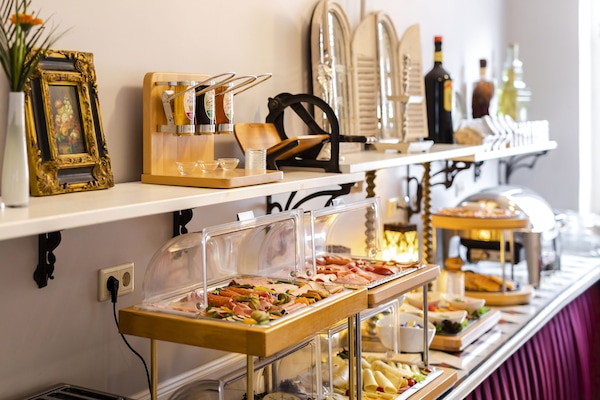 Pequeno-almoço tipo buffet diário mediante uma taxa