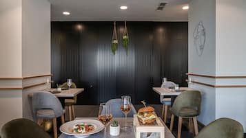Café da manhã, almoço e jantar; culinária mediterrânea