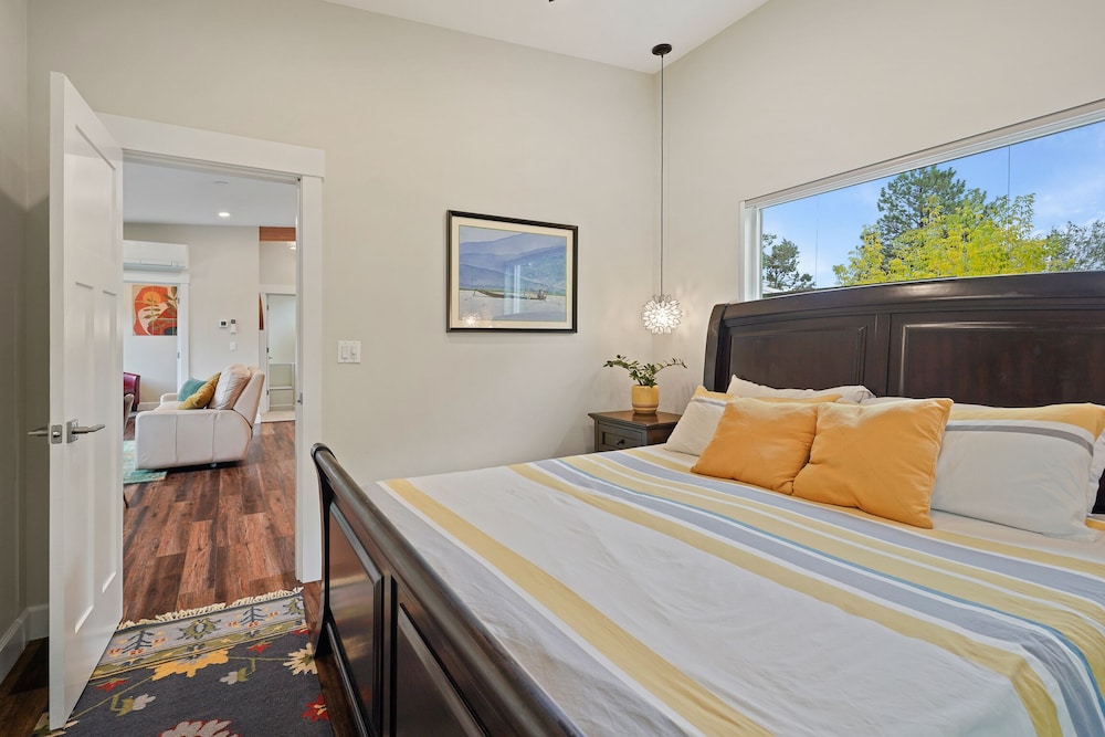 Bright & Modern Near Downtown & 1st Street Rapids - Walk Downtown Along River - Bend, OR