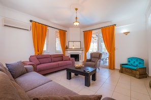 Villa de Luxo, 4 quartos | Sala de estar | TV de ecrã plano 