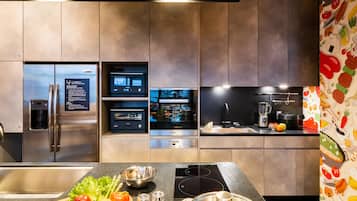 Refrigerador em uma área comum, micro-ondas em uma área comum