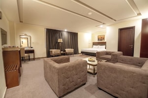 Executive Suite | Minibar, cofre no quarto, secretária 