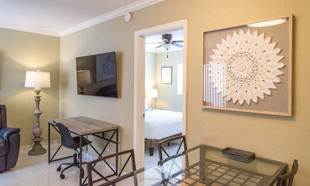 Paradise Shores #7 | 1 Block To Beach | Perfect For Remote Work! - Broward County, FL