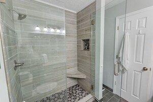 Condo, 3 quartos, sacada, vista para a piscina (Pet Friendly – B105) | Banheiro | Chuveiro/banheira combinados, toalhas de banho