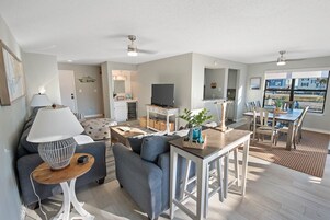 Condo, 3 quartos, sacada, vista para a piscina (Pet Friendly – B105) | Área de estar | TV de tela plana 50 polegadas com canais a cabo, TV