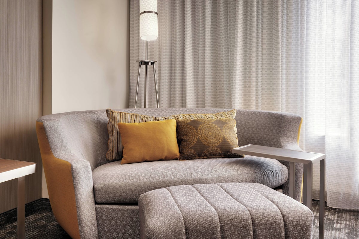 Roupas de cama premium, escrivaninha, espaço de trabalho para notebook