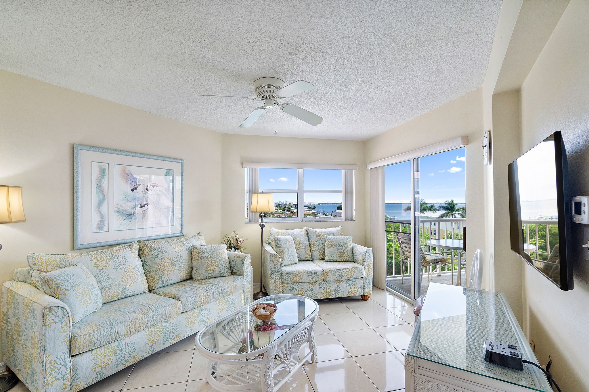 Seaside Serenity: Modern Comforts/prime Location - St. Pete Beach, FL
