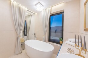 Quarto Duplo de Luxo | Casa de banho | Artigos de higiene pessoal grátis, um secador de cabelo