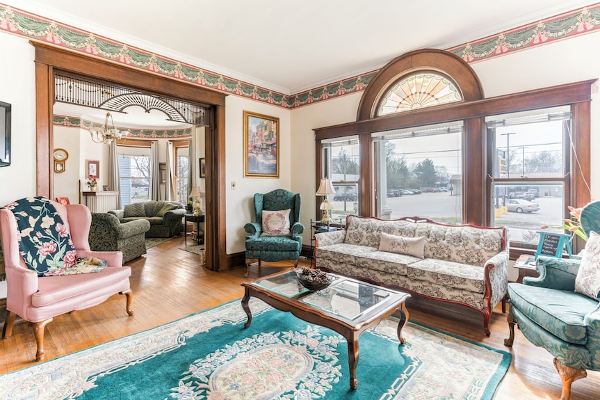 Grand Victorian Carlinville Home On Rt. 66. - Illinois