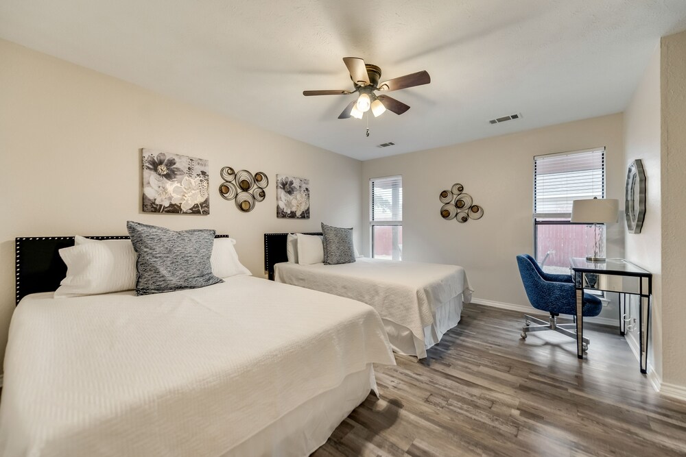 Stylish Plano Home - Perfect For Small Groups! - Plano, TX
