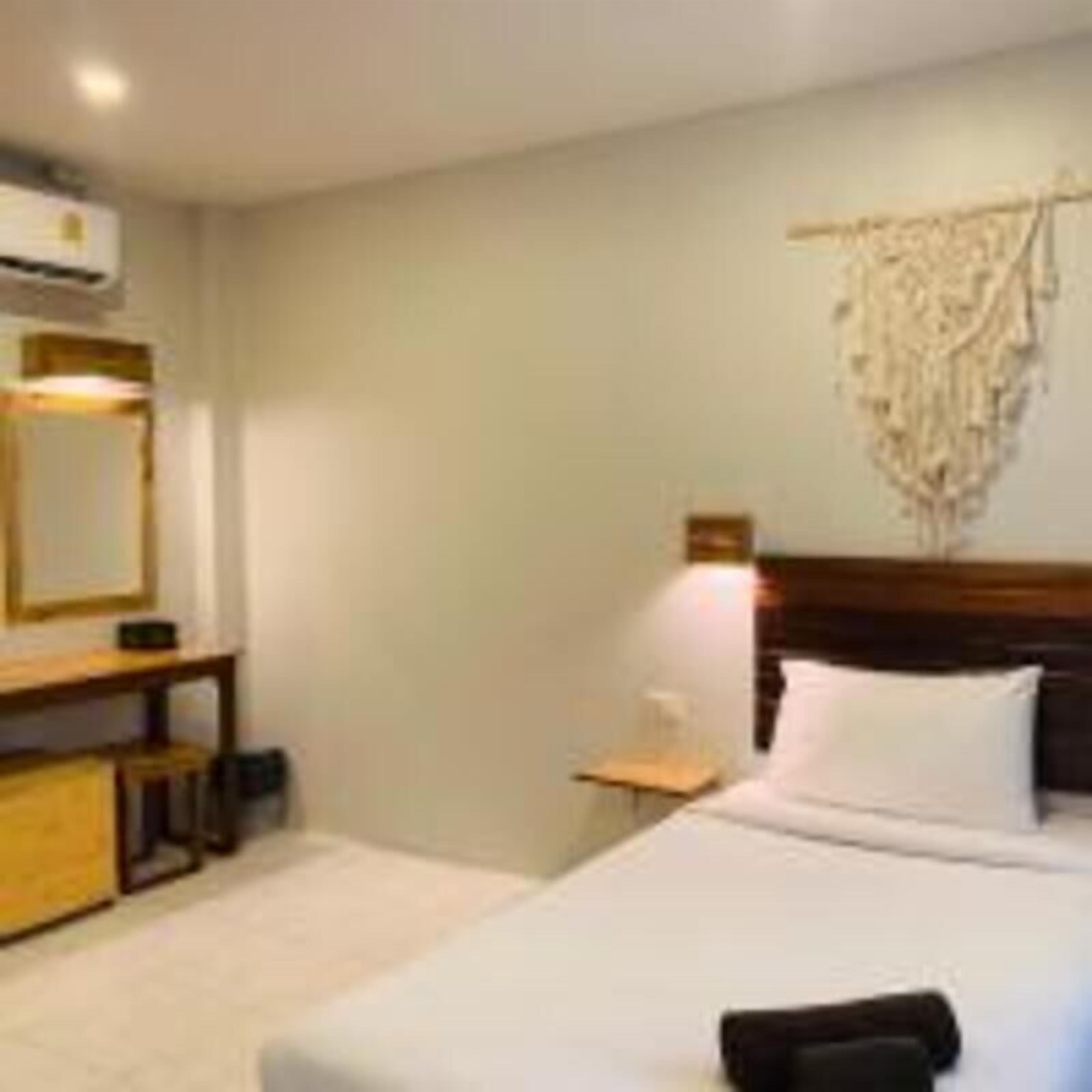 Quarto solteiro econômico | Roupas de cama antialérgicas, Wi-Fi de cortesia