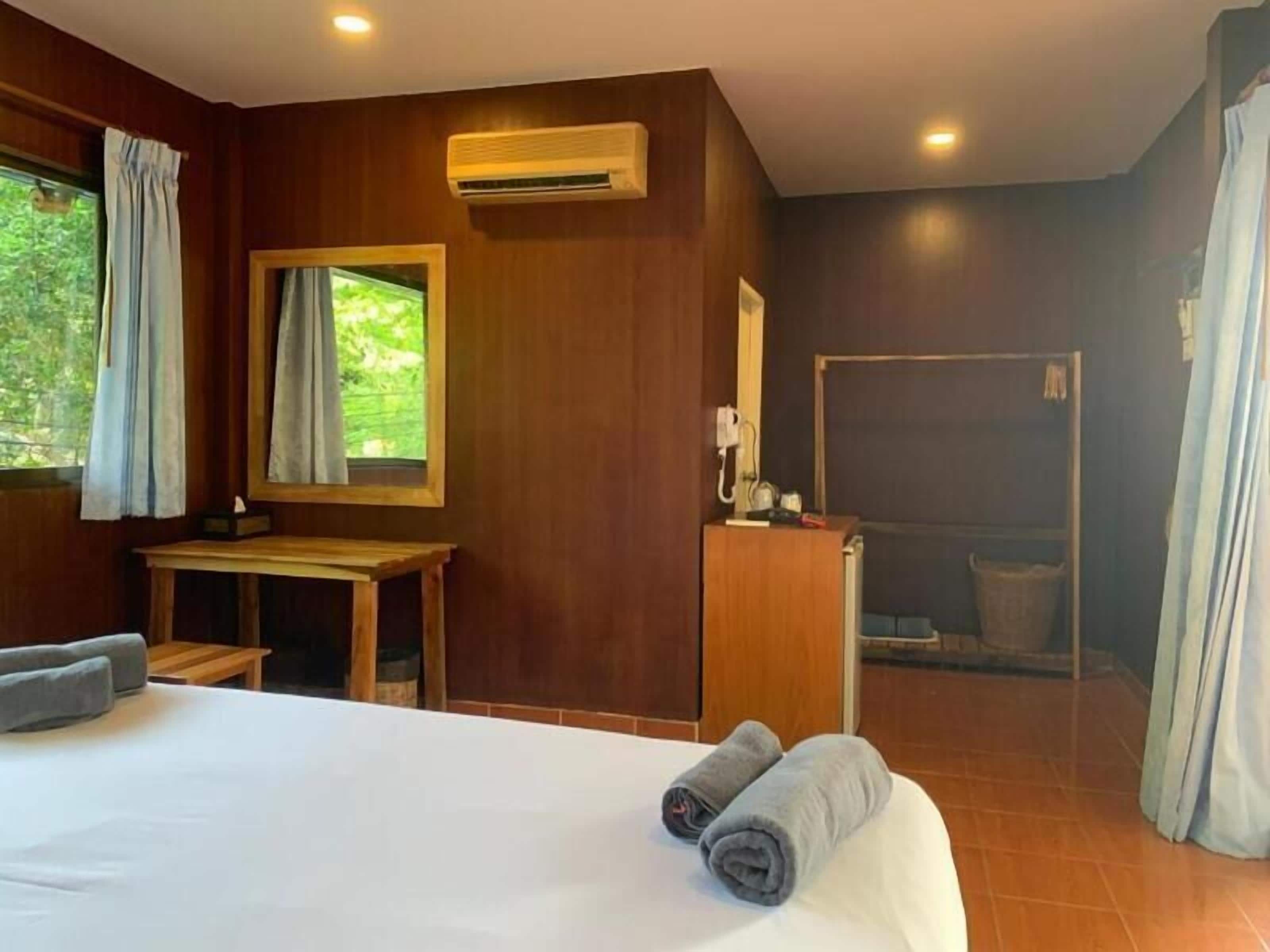 Quarto básico | Roupas de cama antialérgicas, Wi-Fi de cortesia