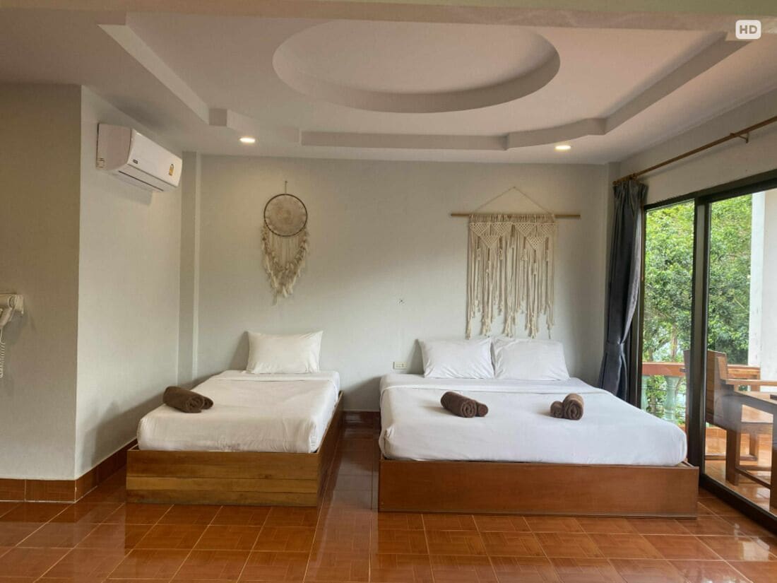 Quarto triplo superior | Roupas de cama antialérgicas, Wi-Fi de cortesia