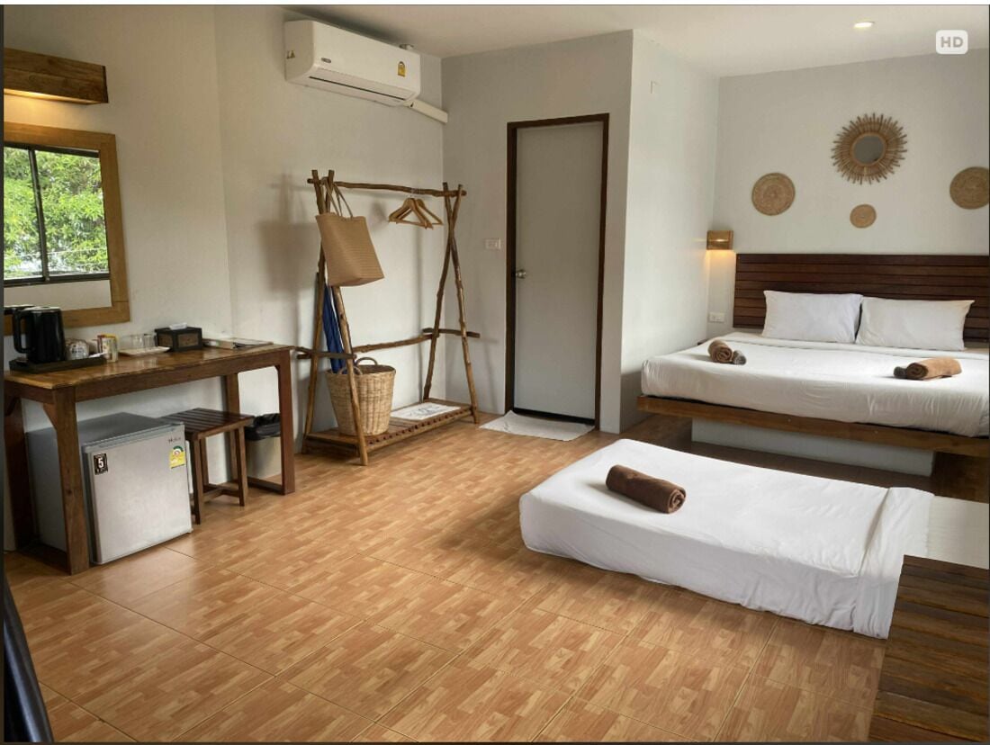 Quarto triplo econômico | Roupas de cama antialérgicas, Wi-Fi de cortesia