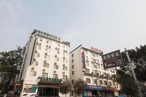 Um edifício com vários andares, com placas que indicam um hotel e um restaurante.