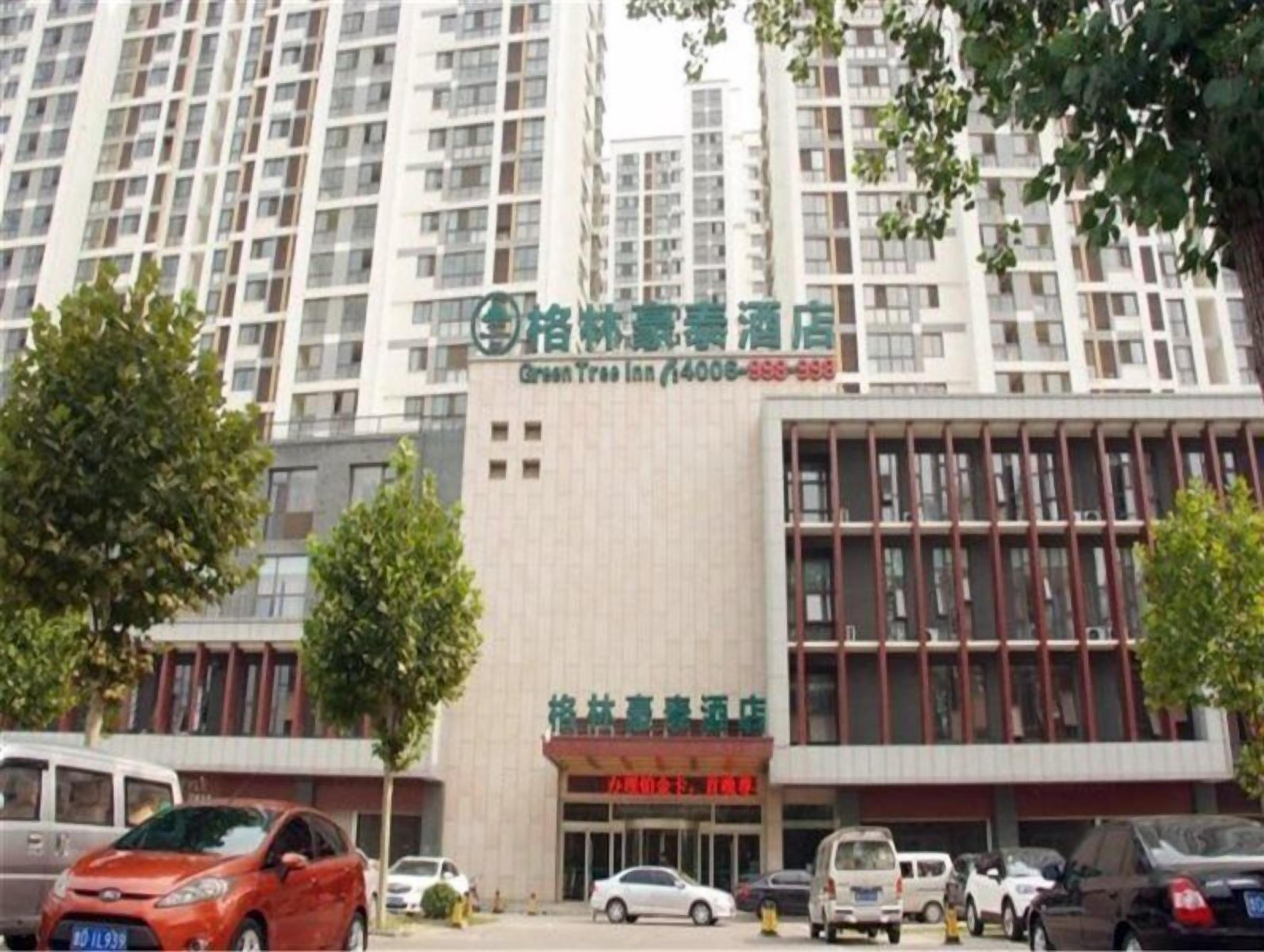 Um hotel com fachada moderna, vários andares e uma placa bem visível.