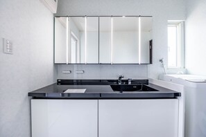 Casa Deluxe, 3 quartos, não fumadores (Private Vacation Home) | Casa de banho | Um polibã e uma banheira separados, artigos de higiene pessoal grátis 