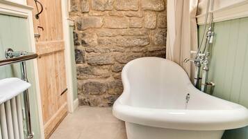 Casa de Campo | Casa de banho | Uma combinação polibã/banheira, artigos de higiene pessoal grátis