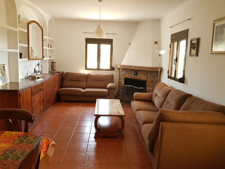 Casa Con Piscina, Barbacoa Y Jardín Privado, De Uso Exclusivo Del Inquilino. - Yecla