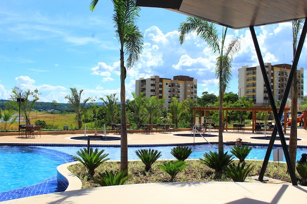 Piscina exterior, espreguiçadeiras