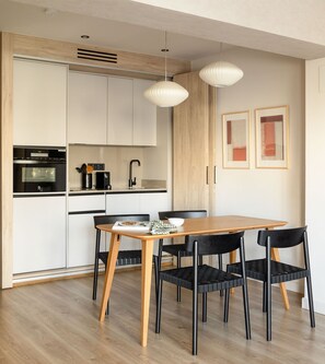 Apartamento, 1 quarto | Cozinha privada | Minifrigorífico, uma placa de cozinha, uma chaleira elétrica 