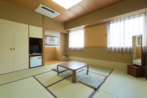 Quarto, para não fumantes (Japanese-style) | Área de estar | TV de tela plana 28 polegadas com canais digitais, TV