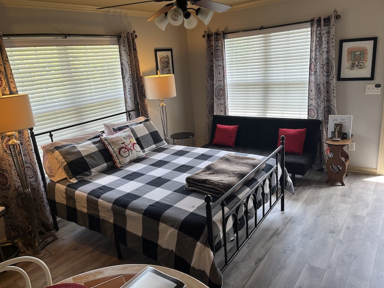Cozy, Cute Studio! Safe And Quiet Neighborhood, Comfy Bed; Near Downtown! - Bentonville, AR