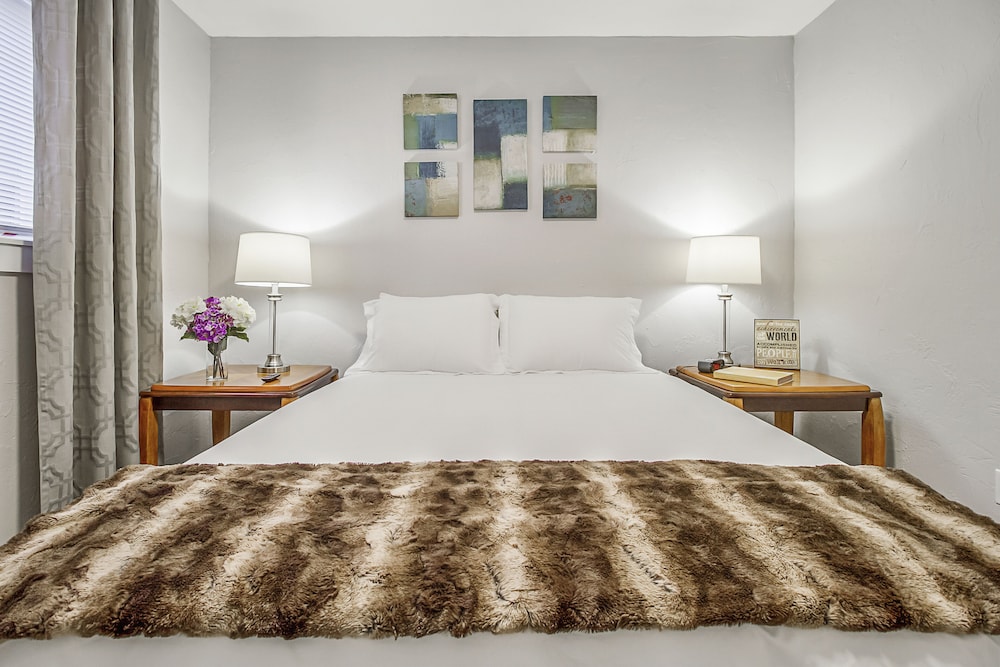 Contemporary Apartment - Oklahoma City, OK