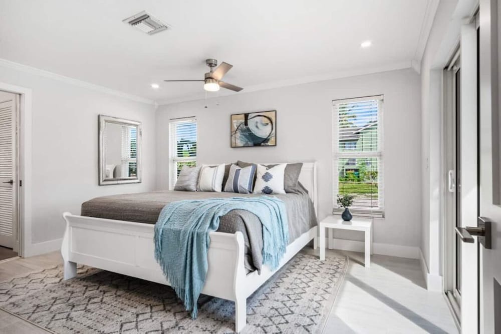 Beautiful Modern Waterfront Villa W/ Pool And Stunning View, 5 Min- Beach - Marco Island, FL