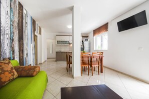 Villa (Seven Bedroom Villa with Swimming Poo) | Sala | Televisor de ecrã plano de 25 polegadas com canais digitais, televisor 
