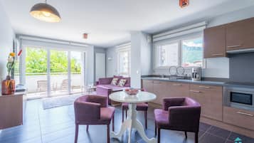 Um frigorífico, um micro-ondas, uma placa de cozinha