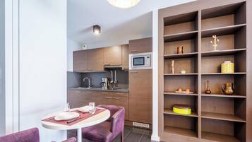 Suite Duo | Cozinha privada | Um frigorífico, um micro-ondas, uma placa de cozinha