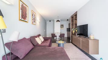 Suite Duo | Sala de estar | Televisor de ecrã plano de 100 cm com canais digitais, televisor